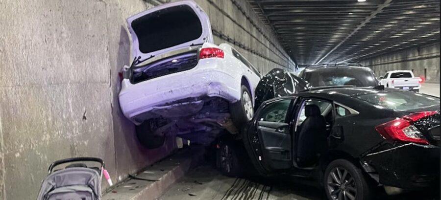 Vídeo: Tesla para sozinho e causa engavetamento em túnel - Turboway